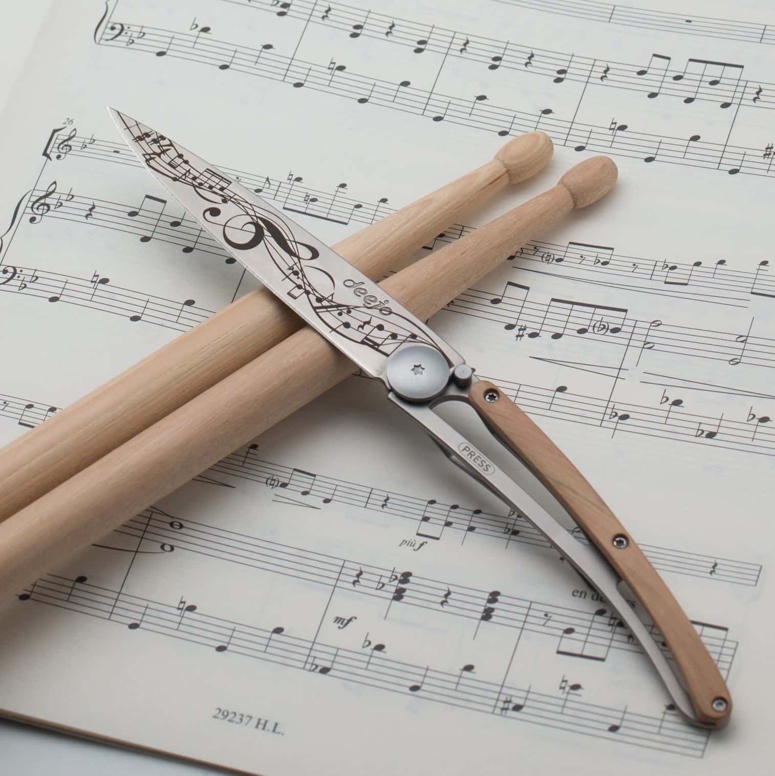 Deejo Knife Review - Must Read This Before Buying